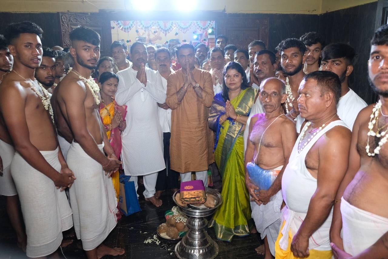 Chief Minister, Dr. Pramod Sawant along with his family offered prayers ...